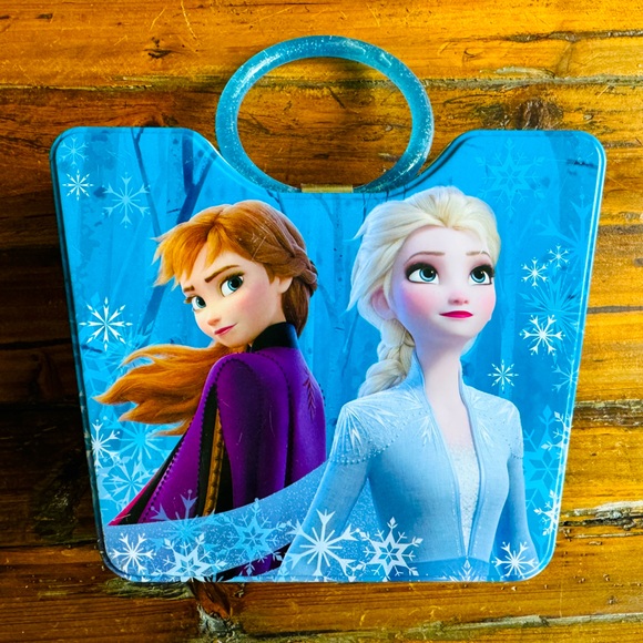 Disney | Accessories | Frozen Elsa And Anna Tin Purse Or Lunchbox ...